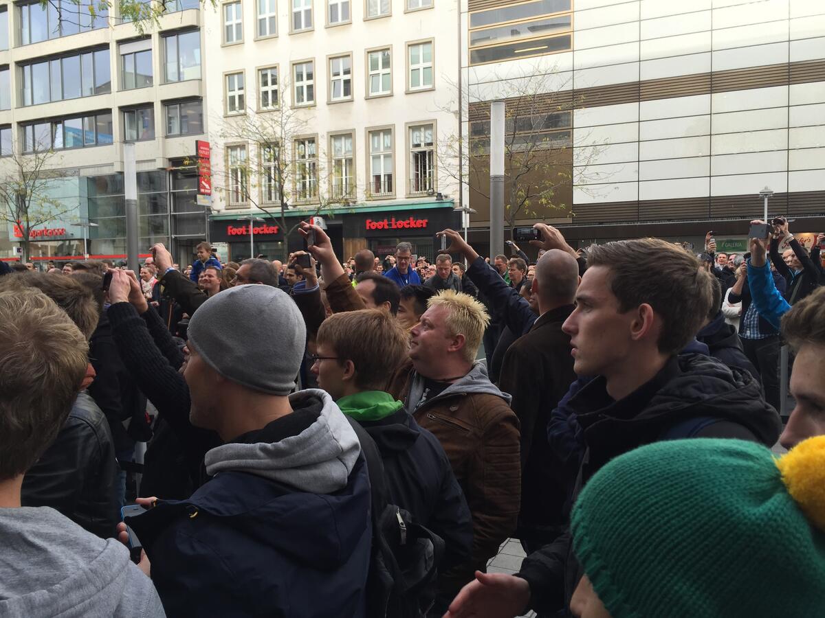Video: Apple Store hat in Hannover eröffnet - 14. Massenspektakel ...