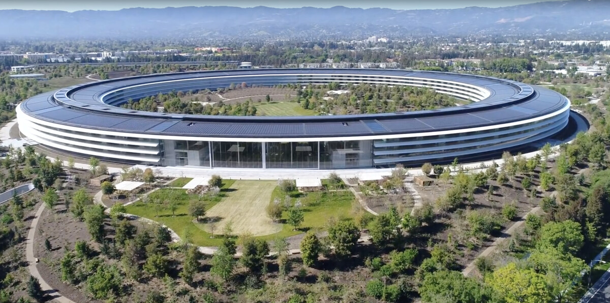 GIF: Apple öffnet die Glasfront der Cafeteria auf spektakuläre Art ...