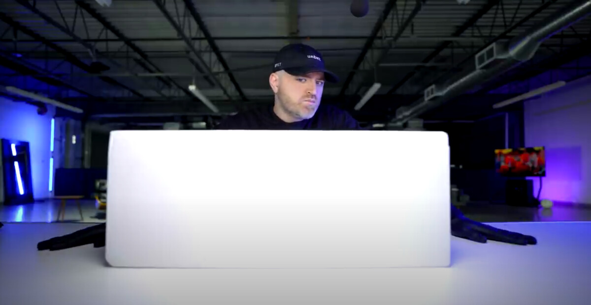 Unbox Therapy packt Apples 1000-Dollar-Display-Ständer aus - und macht ...